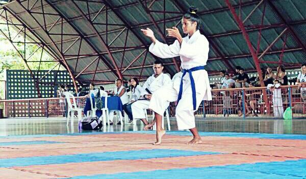 A atleta Whitney Costa busca espaço no caratê Brasileiro